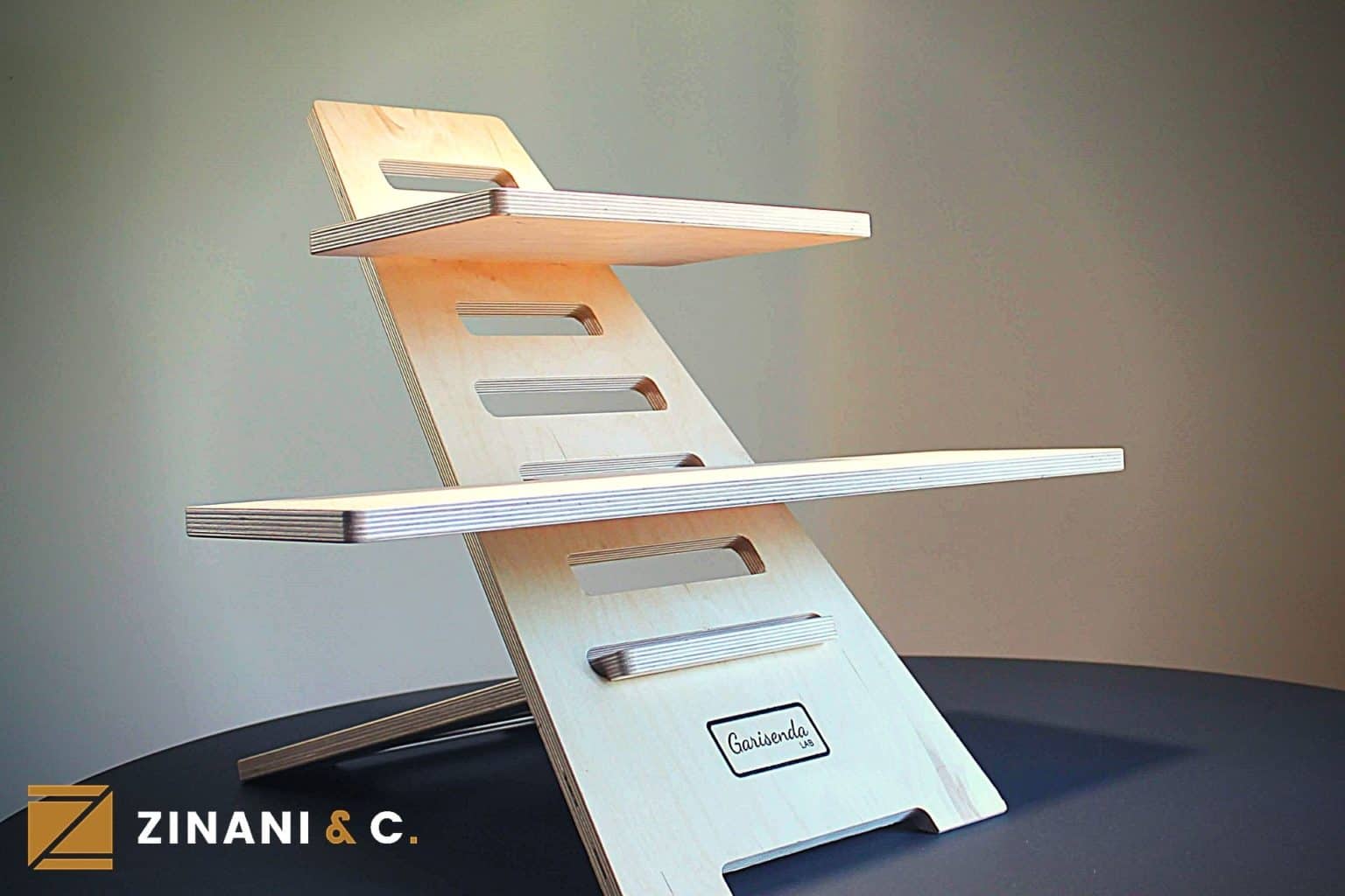 "Standing Desk Umarell", la scrivania in legno per lavorare in piedi