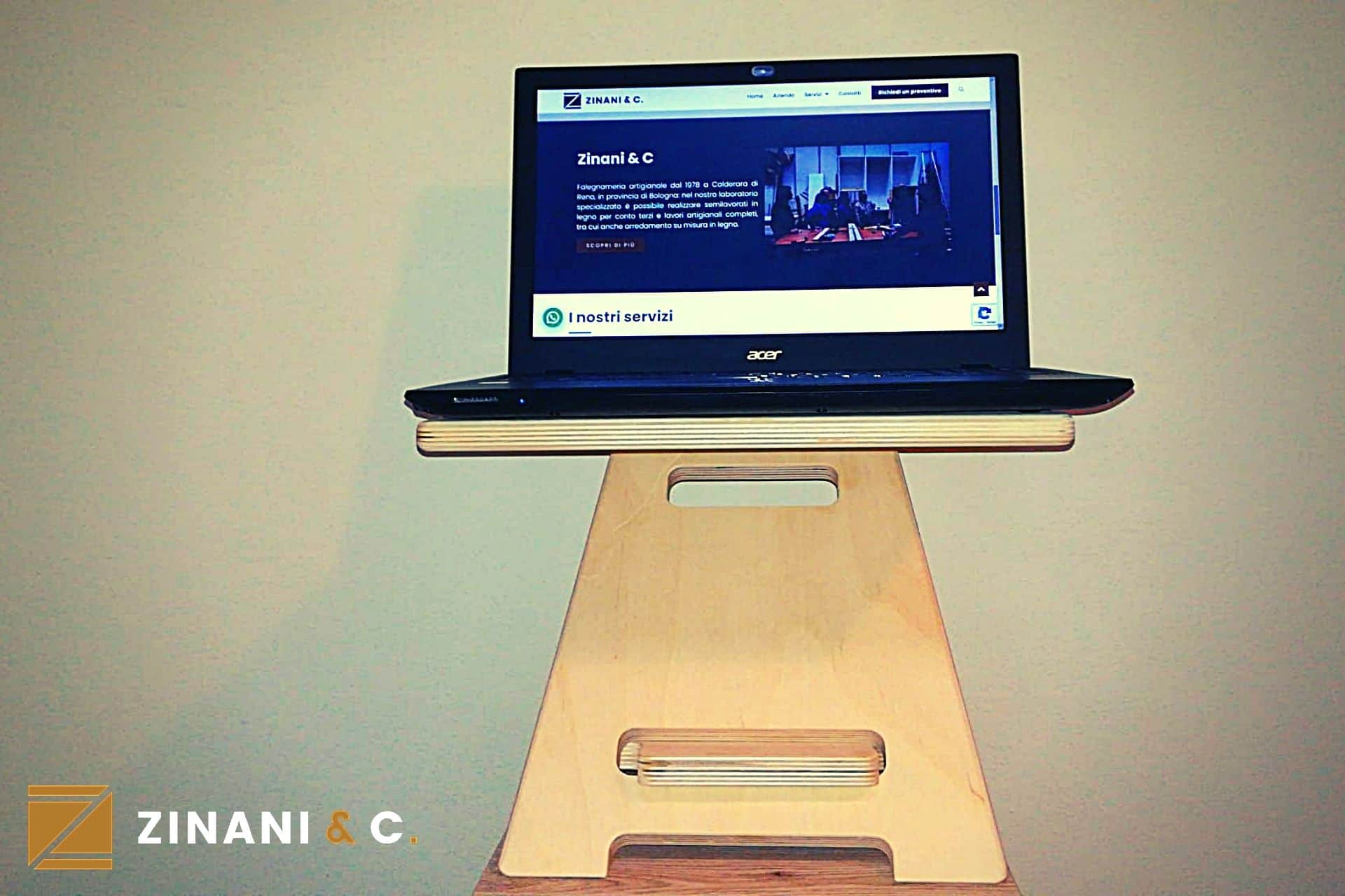 "Standing Desk Umarell", la scrivania in legno per lavorare in piedi